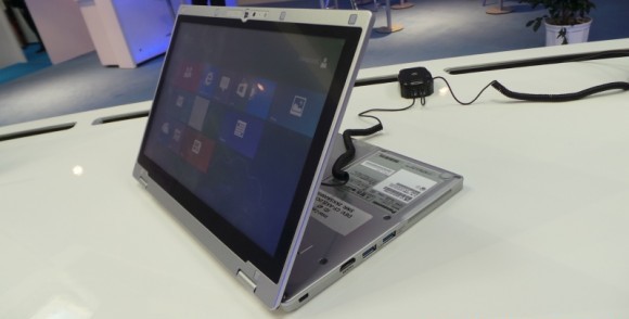 Panasonic Toughbook CF-AX2 - Vay mượn ý tưởng nhưng tốt hơn