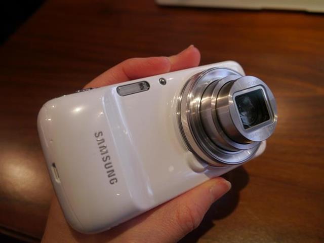 Galaxy S4 Zoom, cặp đôi hoàn hảo trong một thiết bị
