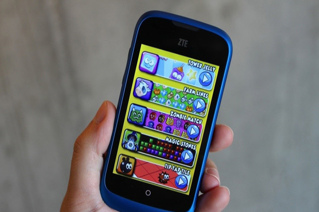 Cận cảnh điện thoại ZTE Open chạy Firefox OS