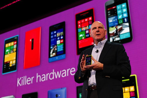 Cựu CEO Microsoft sắp "nhận gạch" vì dùng iPhone?