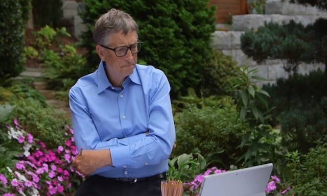 Dân mạng phát sốt với màn tự đổ nước đá vào đầu của Bill Gat