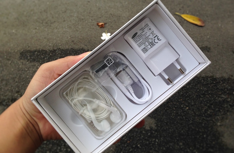 Mở hộp Galaxy Note 5 phiên bản Silver Titanium độc quyền