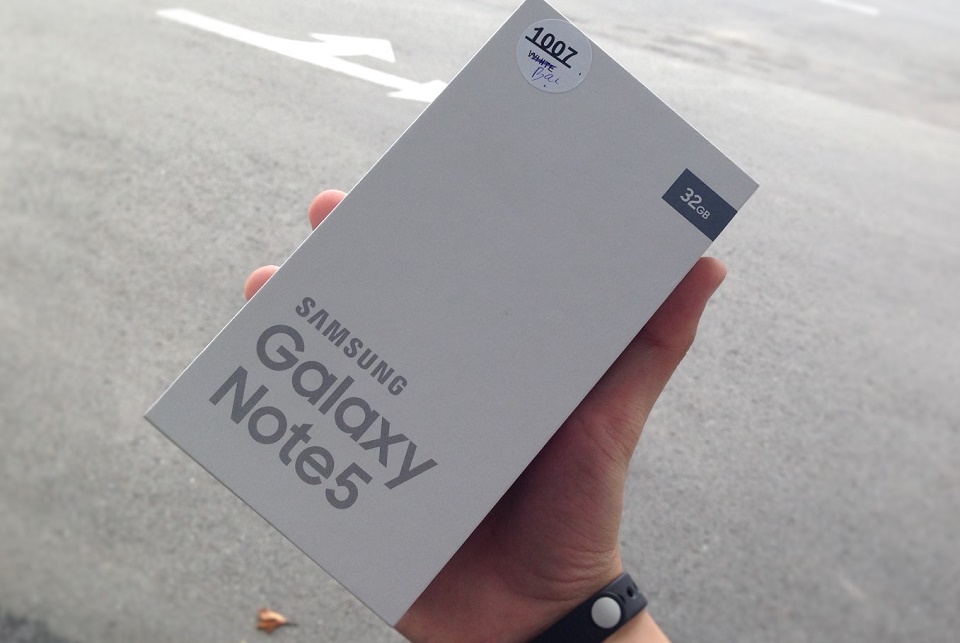 Mở hộp Galaxy Note 5 phiên bản Silver Titanium độc quyền