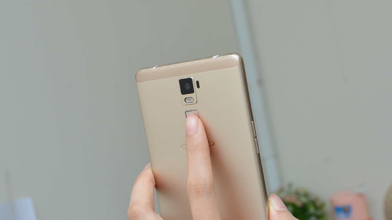 Trải nghiệm R7 Plus và Note 4, chọn 'mới mẻ' hay 'đẳng cấp'?