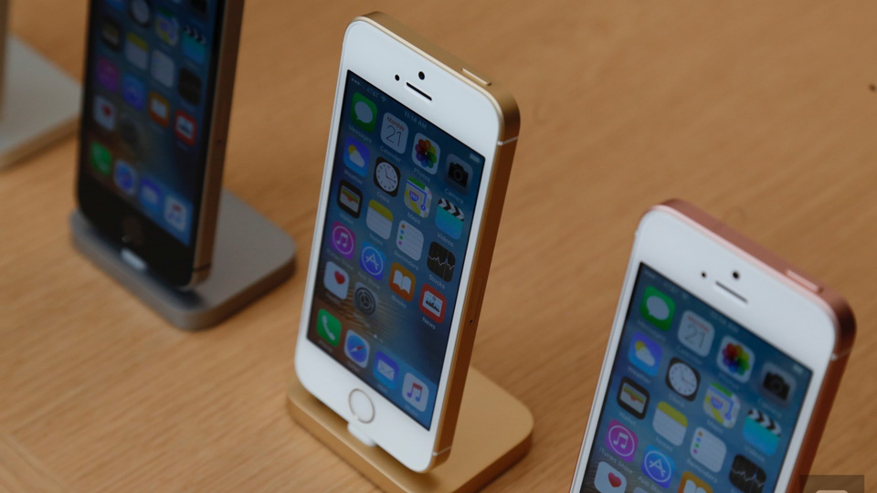 So găng 3 đối thủ Android tầm trung của iPhone SE