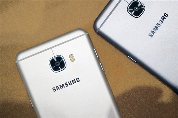 Trên tay Galaxy C5, C7: Giá tốt nhưng thiết kế "lạ mà quen"