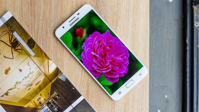 Cảm nhận Galaxy J7 Prime: OPPO F1s sẽ "đứng ngồi không yên"