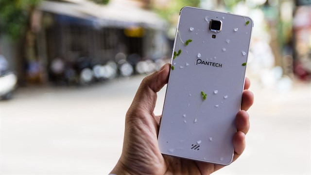 Pantech V950 và V955 đồng loạt giảm giá sốc, dưới 3 triệu