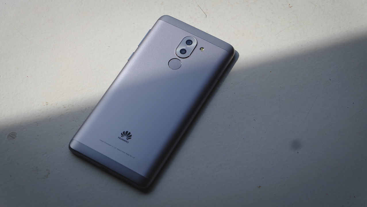 Trên tay Huawei GR5 2017 màu xám: Nam tính và góc cạnh