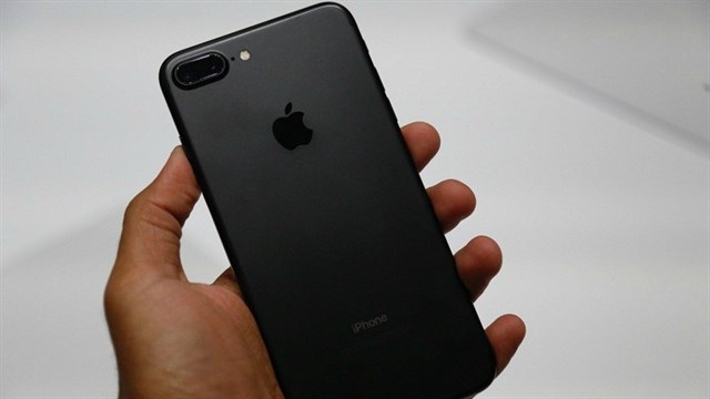 Từng là một màu đắt nhất, giờ đây iPhone 7 Jet Black sụt giá