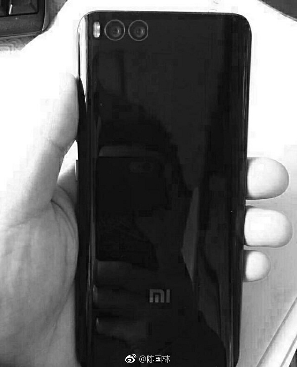 Xiaomi Mi 6 Plus lộ ảnh thực tế trên tay người dùng