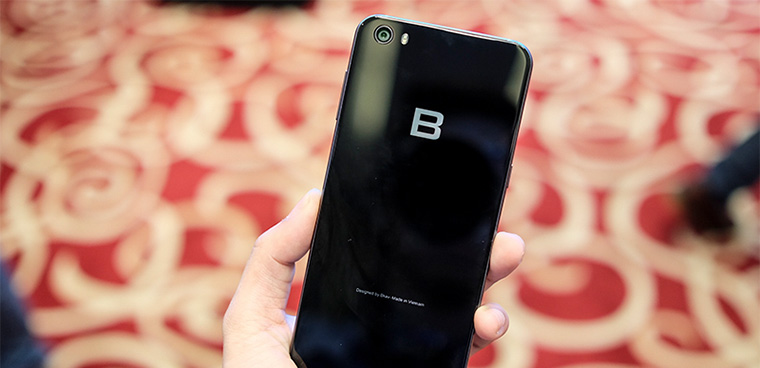Review trên tay Bphone 2017 khung kim loại, 2 mặt kính, giá 9.78 triệu