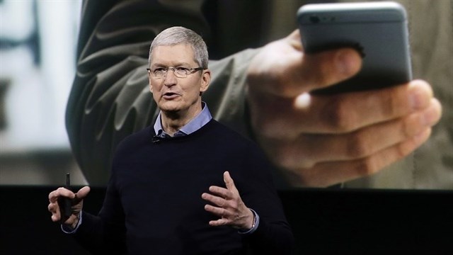 iPhone 8 xuất hiện trong chiếc túi quần của CEO Tim Cook?