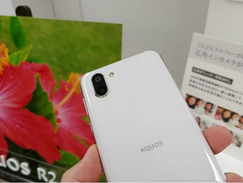 Trên tay nhanh Sharp Aquos R2: Thiết kế đẹp, cấu hình mạnh mẽ