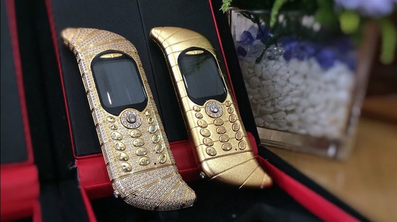 Tiền nhiều để làm gì? Để mua điện thoại đắt nhất thế giới xài chơi!