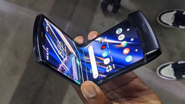 Cận cảnh trên tay thực tế Moto RAZR 2019 vừa ra mắt: Quá đẹp & độc!