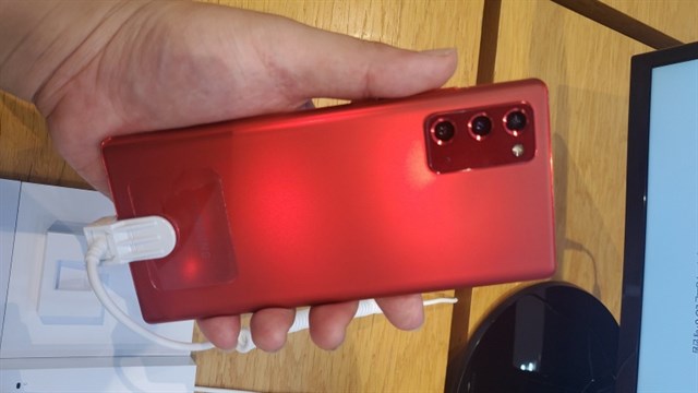 Galaxy Note 20 màu đỏ, xanh và hồng xuất hiện tại cửa hàng Samsung