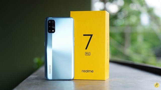Trên tay Realme 7 Pro: Ấn tượng với khả năng sạc nhanh công suất 65W