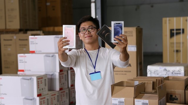 Đột nhập kho hàng iPhone 12 series cực khủng và hoành tráng