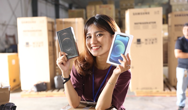 Đột nhập kho hàng iPhone 12 series cực khủng và hoành tráng