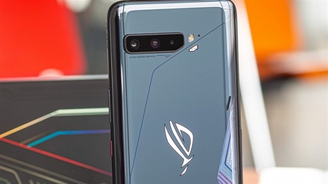 ROG Phone 4 với pin 6.000 mAh vừa lộ ảnh thực tế trên tay người dùng