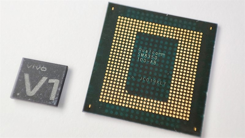 Chip Vivo V1 lộ ảnh chụp thực tế đặt cạnh Snapdragon 888: Nhỏ mà có võ