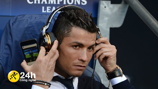 Thánh soi công nghệ: 'Siêu sao đá bóng' Ronaldo bất ngờ đổi smartphone