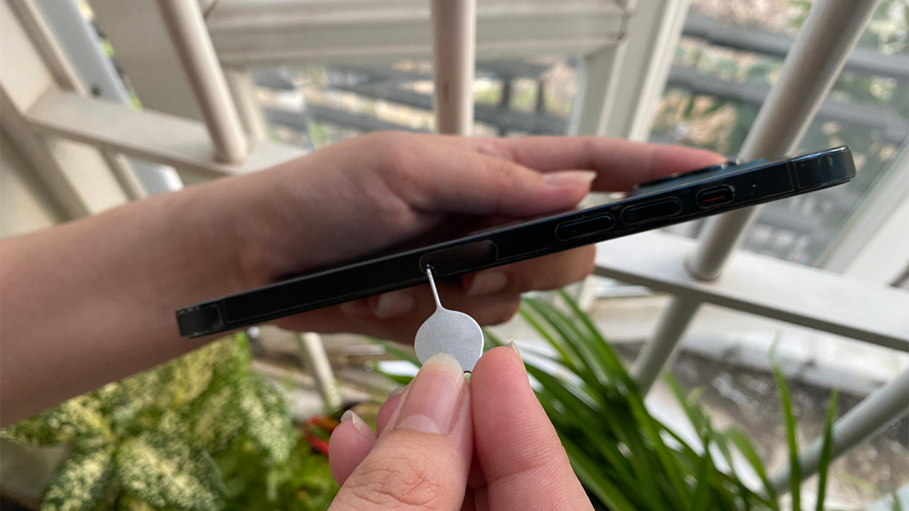 Cách lắp SIM cho iPhone chỉ với vài bước siêu dễ dàng ai cũng làm được