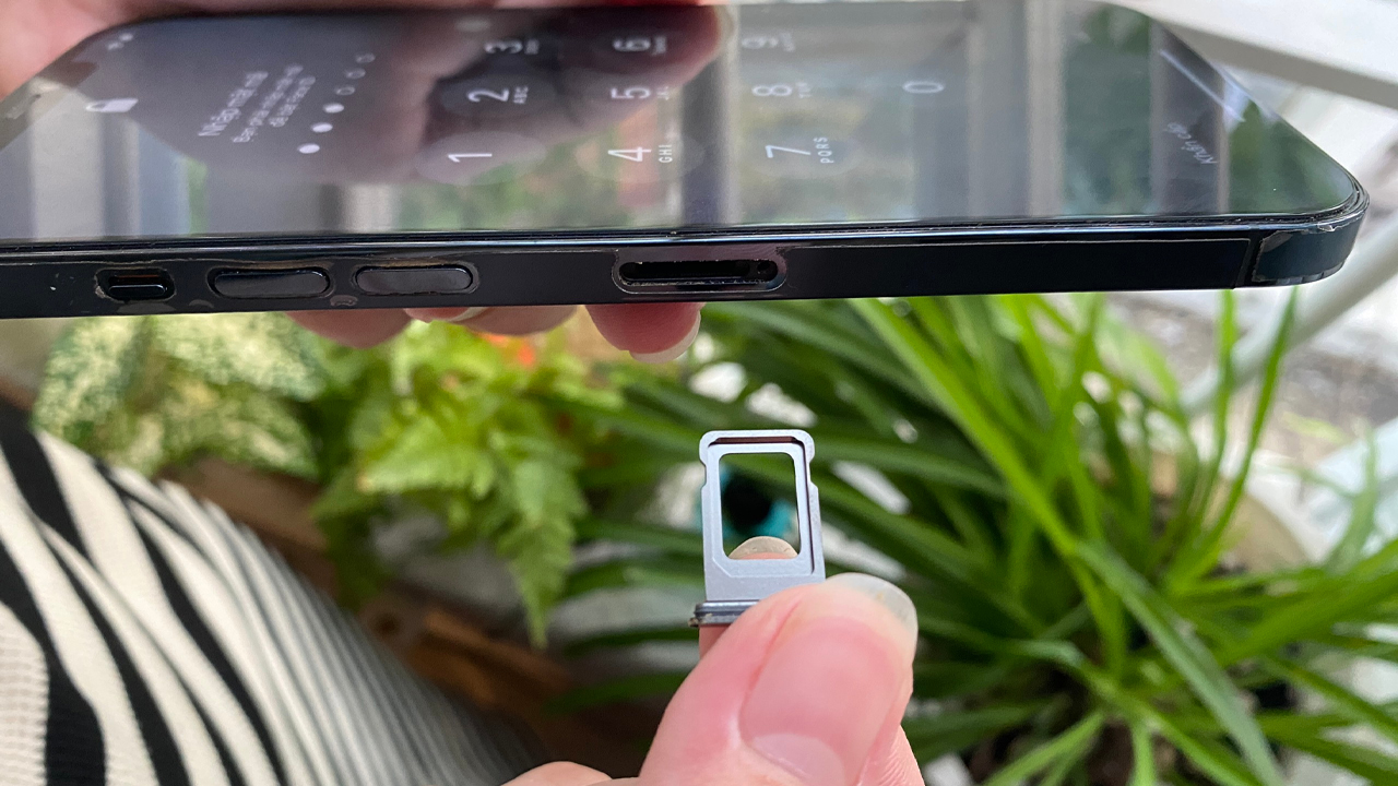 Cách lắp SIM cho iPhone chỉ với vài bước siêu dễ dàng ai cũng làm được