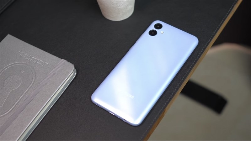 Trên tay Galaxy A04e: Thiết kế đẹp trong tầm giá, cấu hình đủ dùng