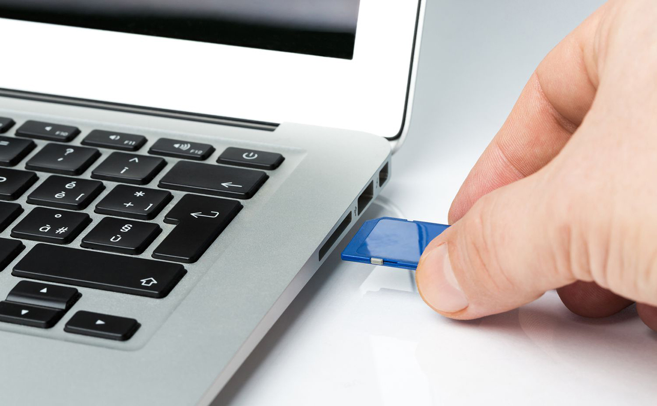 Khe cắm thẻ nhớ trên laptop là gì? MacBook nào có khe cắm thẻ nhớ?