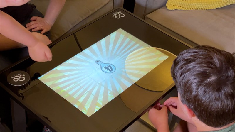 Trên tay Infinity Game Table: Bàn chơi game gia đình cực độc đáo