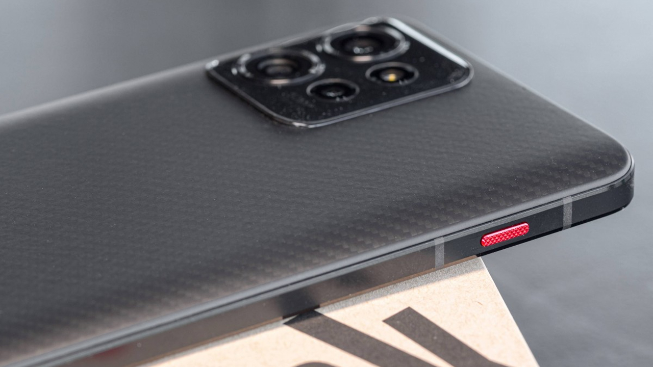 Đánh giá Lenovo ThinkPhone: Thiết kế đơn giản, Snapdragon 8+ Gen 1