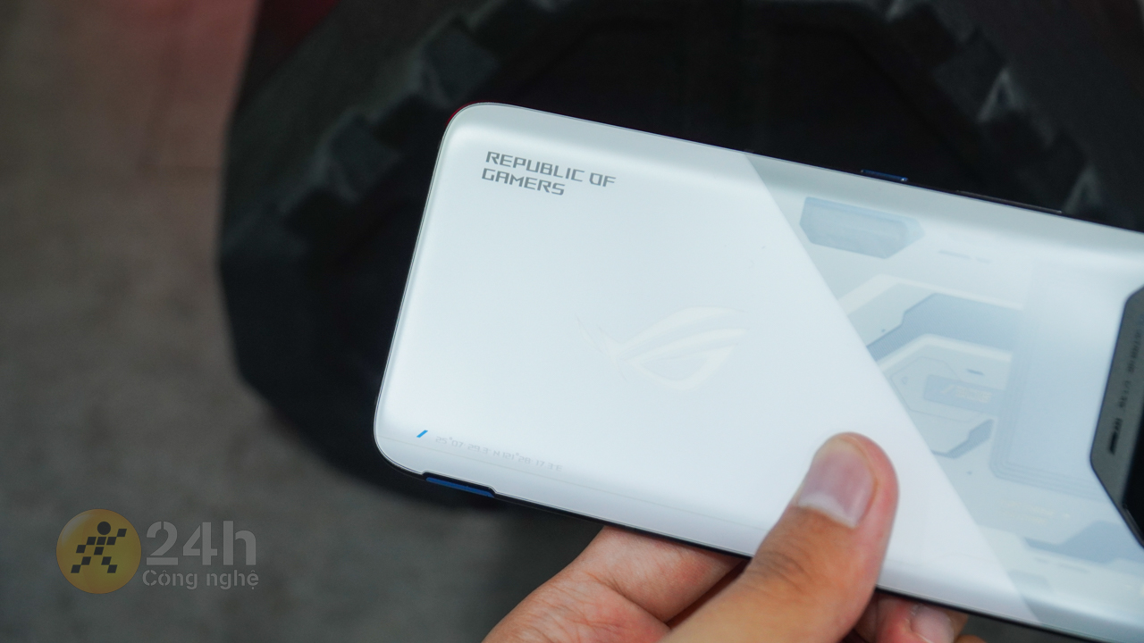 Trên tay ROG Phone 7: Thiết kế cực chất, Snap 8 Gen 2, LED Aura RGB