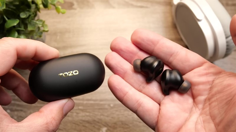 Trên tay TOZO Golden X1: Thiết kế nhỏ gọn, chất âm hay, pin 32 tiếng