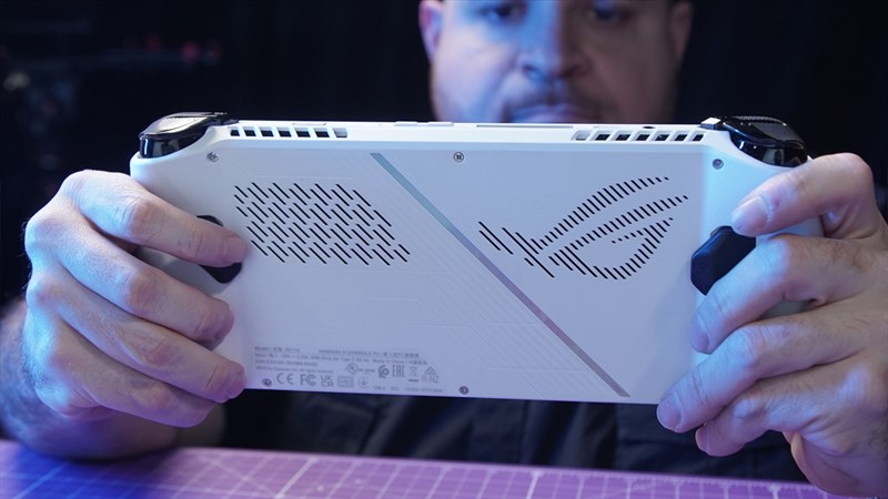 Đánh giá ASUS ROG Ally: Thiết kế gọn nhẹ, AMD Ryzen Z1 Extreme mạnh mẽ