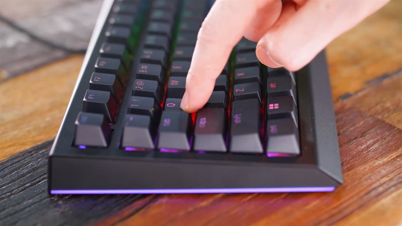 Trên tay Razer BlackWidow V4 75%: Ngoại hình cứng cáp, hỗ trợ hotswap