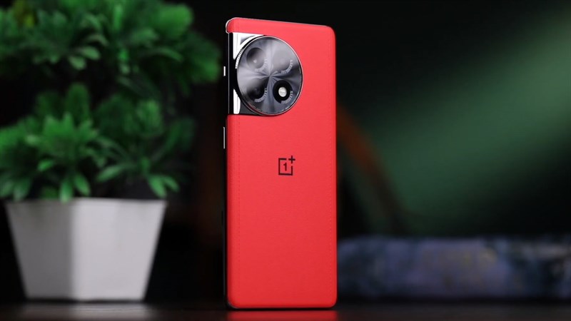 Trên tay OnePlus 11R Solar Red: Mặt lưng da, chip Snapdragon 8+ Gen 1