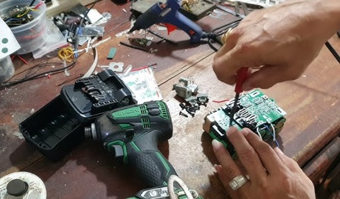 Hướng dẫn cách đóng pin máy khoan đơn giản, dễ thực hiện