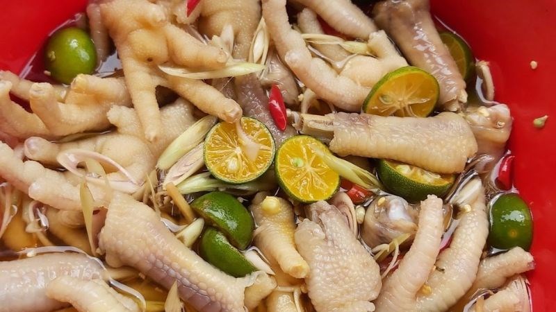 100g chân gà bao nhiêu calo? Ăn chân gà có mập không? Lưu ý khi ăn