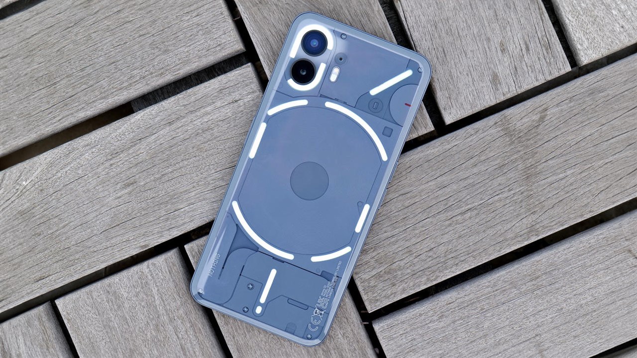 Trên tay Nothing Phone (2a): Thiết kế độc lạ, chip Dimensity 7200 Pro