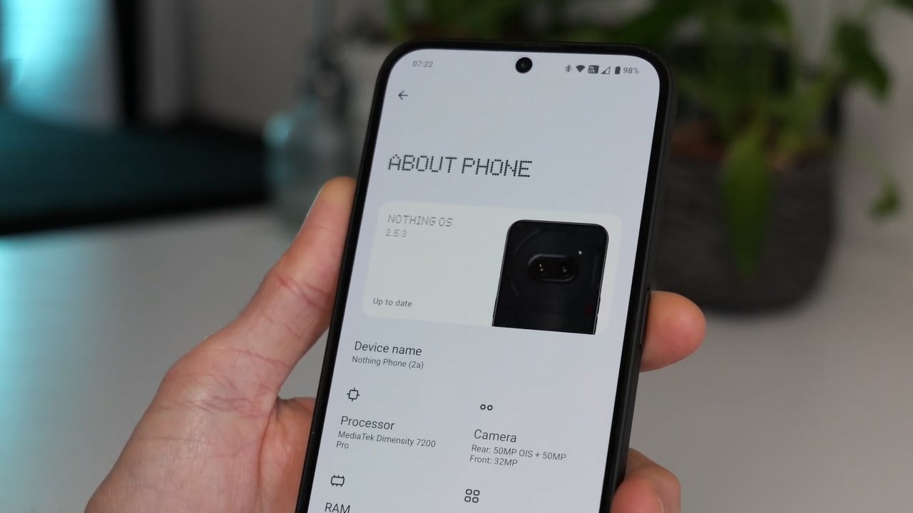 Trên tay Nothing Phone (2a): Thiết kế độc lạ, chip Dimensity 7200 Pro