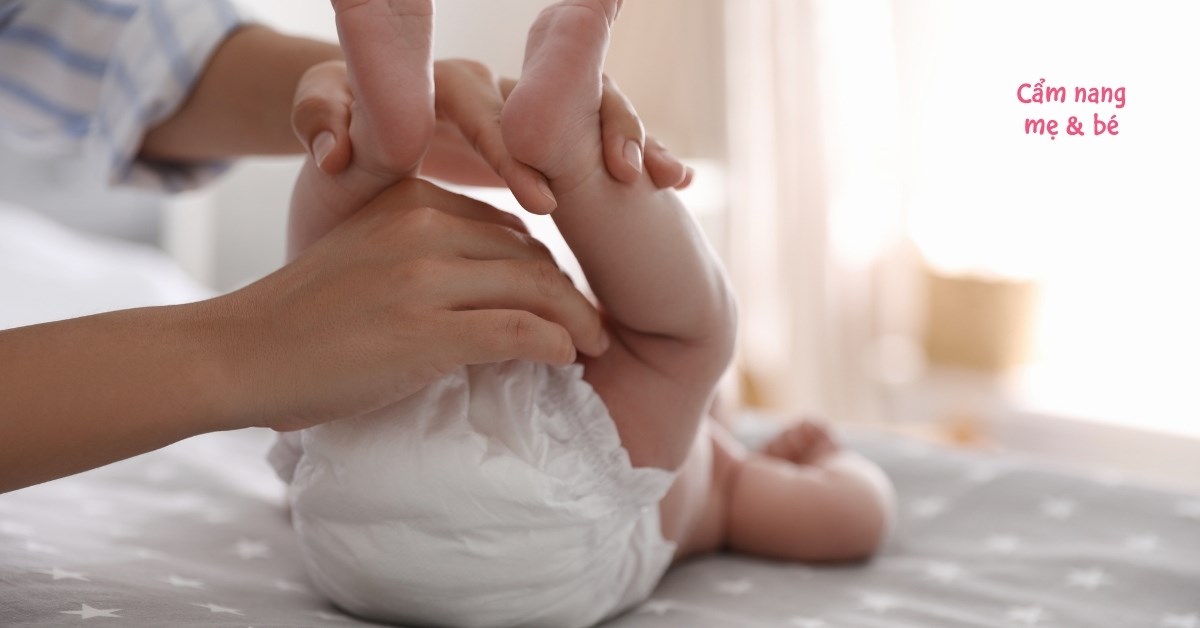 Mẹ có nên thay bỉm cho bé khi bé đang ngủ bị đầy tã không?